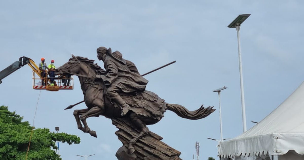 La statue de Bio Guera à l’aéroport dévoilée au public - 24 Heures au Bénin